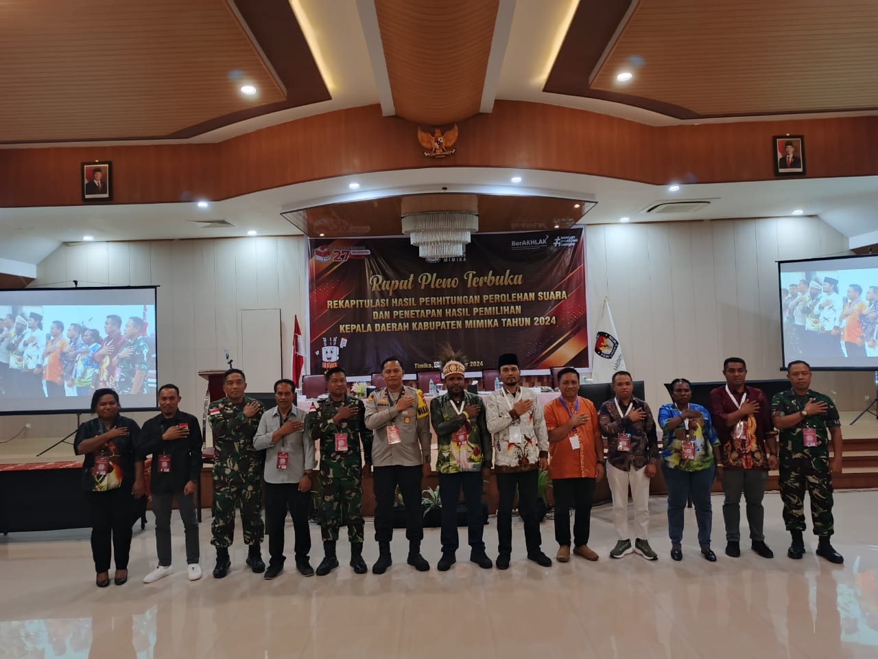 Rapat pleno terbuka rekapitulasi perolehan suara Pilkada Mimika 2024 di Hotel Cartenz, Jalan ...